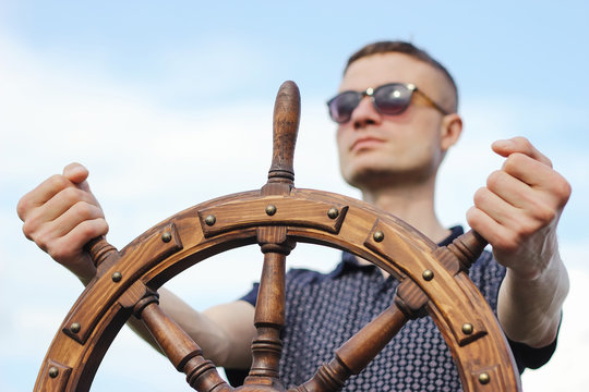 Timone Immagini - Sfoglia 179,467 foto, vettoriali e video Stock ...