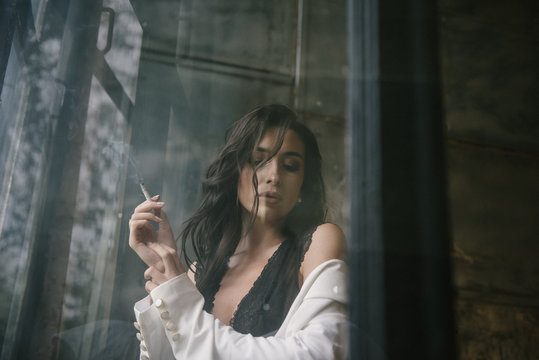 Afbeeldingen over "Smoking Cigarette" – Blader in stockfoto's, vectoren ...