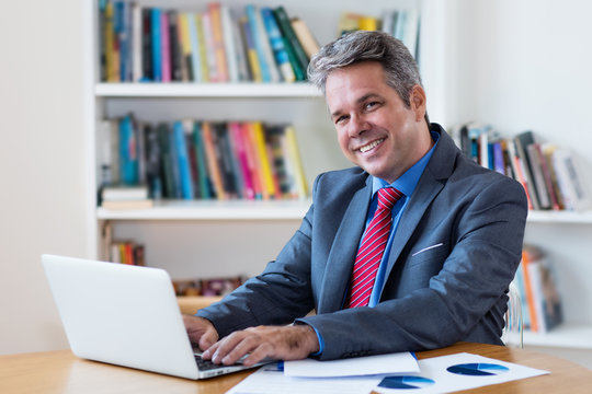 Berater bilder – Bläddra bland 33,452 stockfoton, vektorer och videor ...