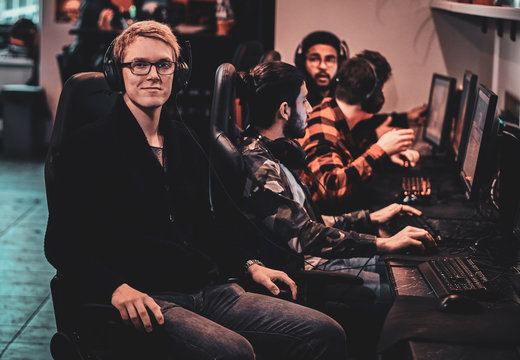 รูปภาพCyberclub – เลือกดูภาพถ่ายสต็อก เวกเตอร์ และวิดีโอ115 | Adobe Stock