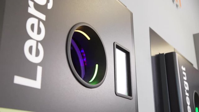 Leergutautomat Bilder – Durchsuchen 162 Archivfotos, Vektorgrafiken und ...