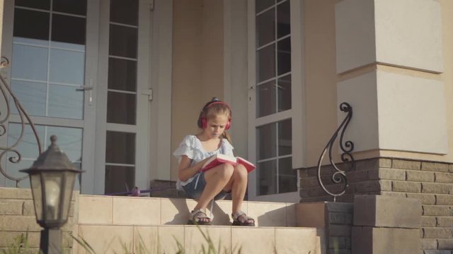 Childness bilder – Bläddra bland 191 stockfoton, vektorer och videor ...