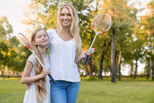 Family Playing Badminton Images – Browse 1,470 Stock Photos, Vectors ...