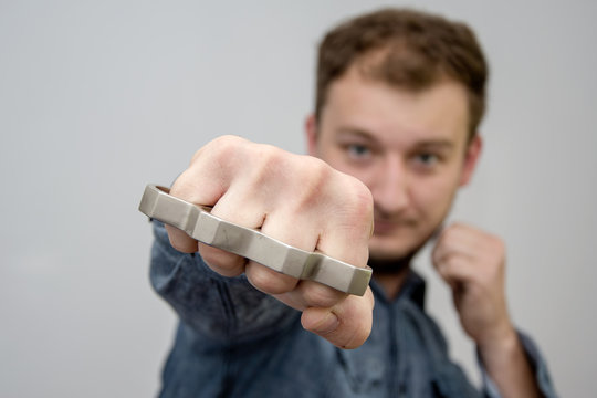 Afbeeldingen over "Brass Knuckle" – Blader in stockfoto's, vectoren en ...