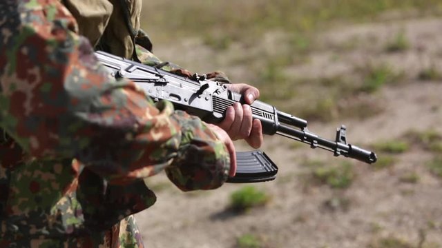 Afbeeldingen over "Ak 47" – Blader in stockfoto's, vectoren en video's ...