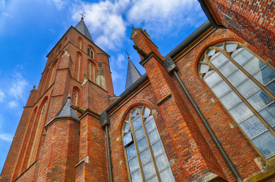 Kirchenfassade bilder – Bläddra bland 1,340 stockfoton, vektorer och ...