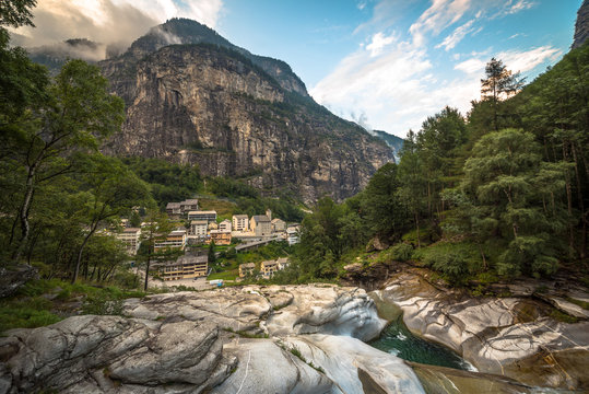 Gondo Bilder – Durchsuchen 100 Archivfotos, Vektorgrafiken und Videos ...