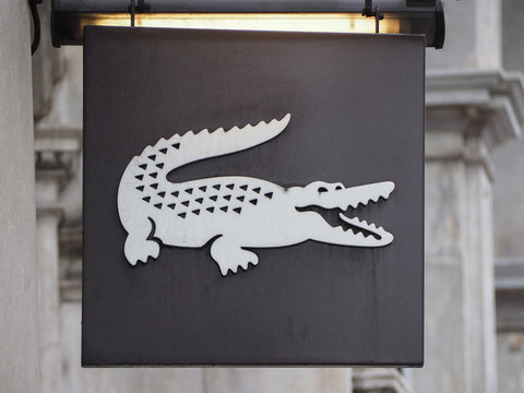 Lacoste Bilder – Durchsuchen 1,949 Archivfotos, Vektorgrafiken und ...
