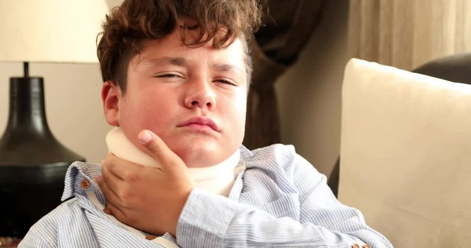 "Neck Brace" Bilder – Durchsuchen 4,540 Archivfotos, Vektorgrafiken und ...