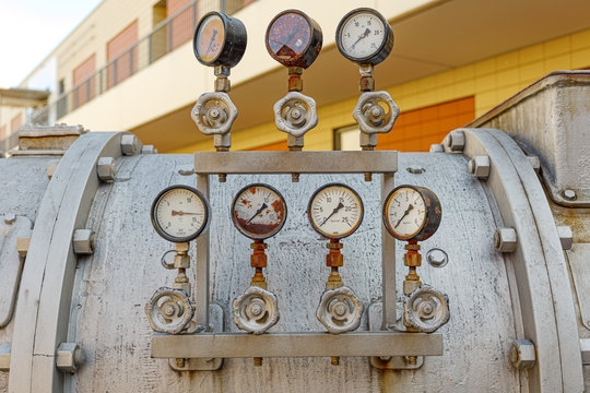 Broken Pressure Gauge Images – Browse 666 Stock Photos, Vectors, and ...