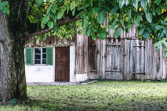 Baracke bilder – Bläddra bland 1,158 stockfoton, vektorer och videor ...