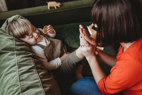 รูปภาพSnuggle – เลือกดูภาพถ่ายสต็อก เวกเตอร์ และวิดีโอ6,712,357 | Adobe ...