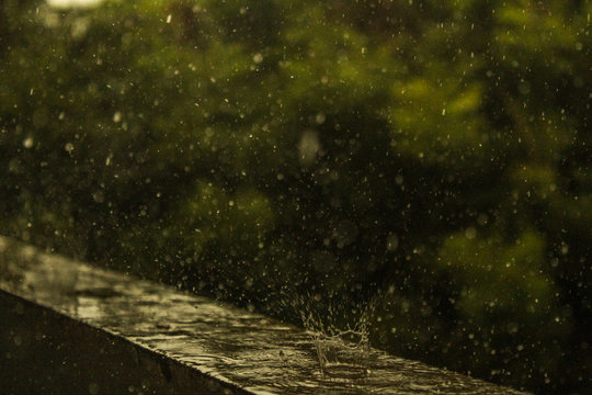 "Raining Background"-Bilder: Stock-Fotos & -Videos. | Adobe Stock