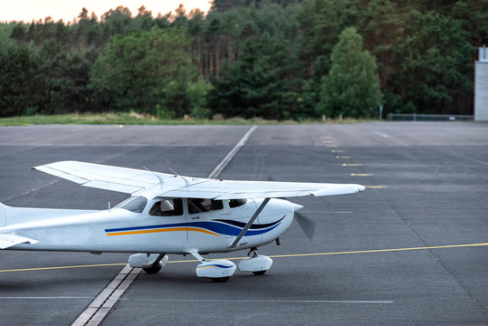 Pilotenschein bilder – Bläddra bland 137 stockfoton, vektorer och ...