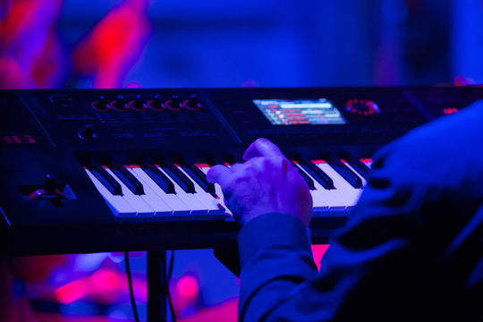 "Keyboard Player" Bilder – Durchsuchen 3,401 Archivfotos ...