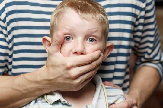 Kidnapping Boy Bilder – Durchsuchen 2,276 Archivfotos, Vektorgrafiken ...