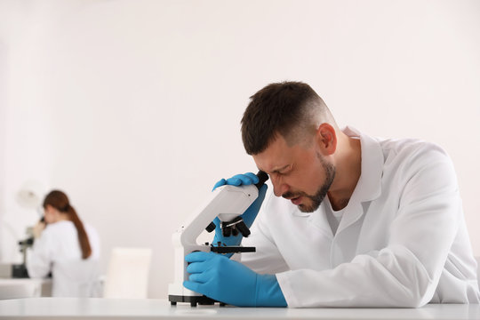 Doctor Using Microscope Images – Browse 23,310 Stock Photos, Vectors ...