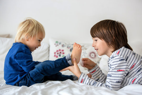469 BEST Tickle Feet Kids IMAGES, STOCK PHOTOS & VECTORS | Adobe Stock