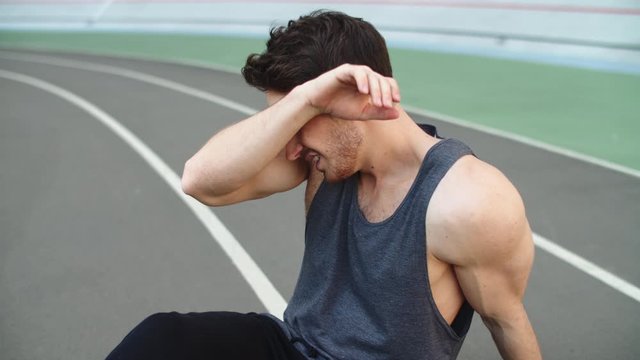 "Exhausted Runner" - Images et vidéos libres de droits | Adobe Stock