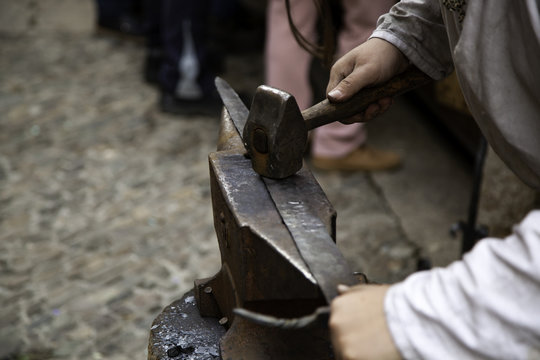 Swordmaking Bilder – Durchsuchen 407 Archivfotos, Vektorgrafiken und ...