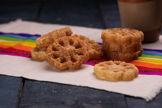 Kruller bilder – Bläddra bland 4,076 stockfoton, vektorer och videor ...