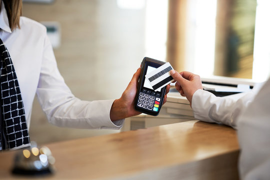 Check-Out Bilder – Durchsuchen 2,273 Archivfotos, Vektorgrafiken und ...