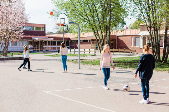 Schulhof-Bilder: Stock-Fotos & -Videos. | Adobe Stock