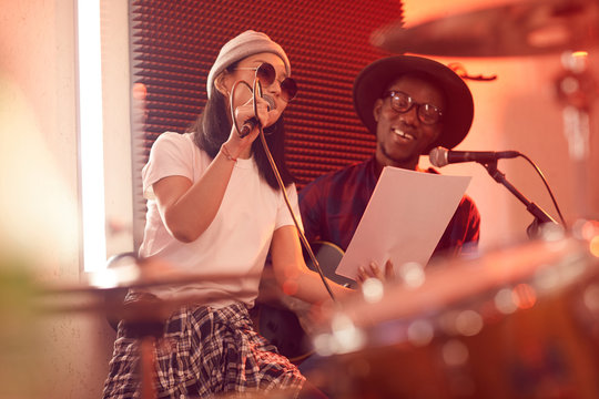 รูปภาพLyrical – เลือกดูภาพถ่ายสต็อก เวกเตอร์ และวิดีโอ8,415 | Adobe Stock