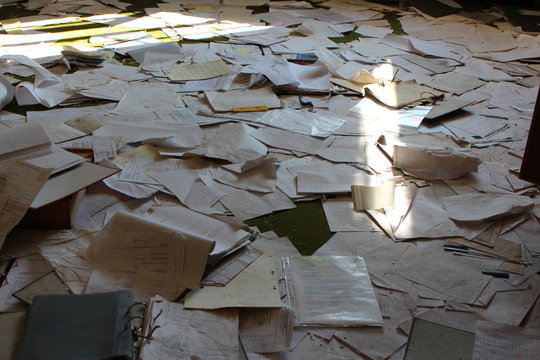 Pile Of Paper On Floor Bilder – Durchsuchen 14,573 Archivfotos ...