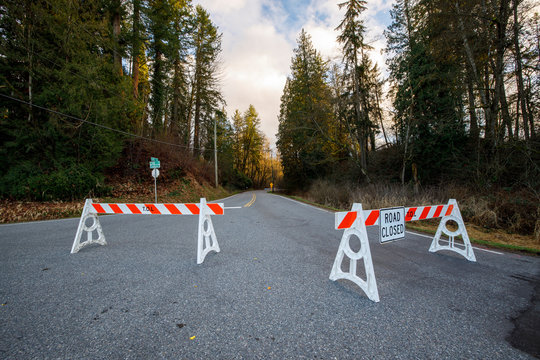 Afbeeldingen over "Road Closed" – Blader in stockfoto's, vectoren en ...