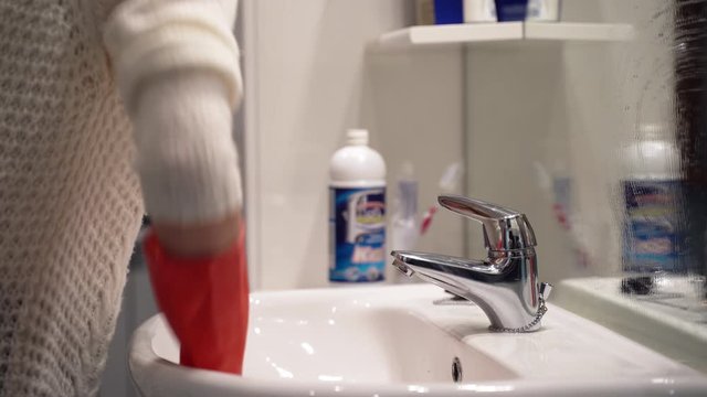 Imágenes de Pouring Bleach: descubre bancos de fotos, ilustraciones ...