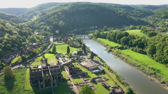 "Tintern Abbey" 影像 – 瀏覽 469 個素材庫相片、向量圖和影片 | Adobe Stock
