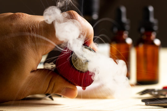 Afbeeldingen over "Vaping Device" – Blader in stockfoto's, vectoren en ...