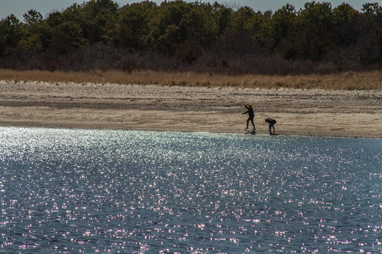 "Throwing Rocks"-Bilder: Stock-Fotos & -Videos. | Adobe Stock