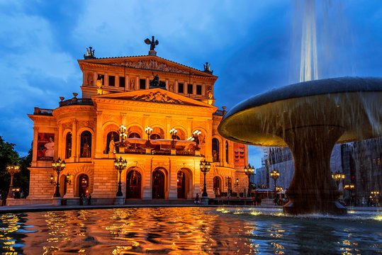"Alte Oper" Bilder – Durchsuchen 469 Archivfotos, Vektorgrafiken und ...