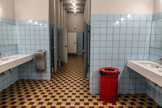 「Dirty Public Bathroom」の画像 - 2,548 件の Stock 写真、ベクターおよびビデオ | Adobe Stock