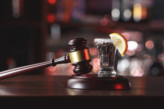 「Gavel And Alcohol」の写真素材 | 1,431件の無料イラスト画像 | Adobe Stock