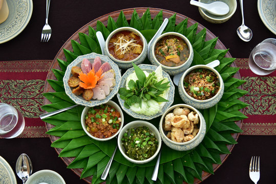 Khantoke bilder – Bläddra bland 207 stockfoton, vektorer och videor ...