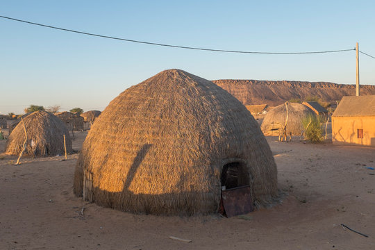 Straw Hut"」の写真素材 | 460件の無料イラスト画像 | Adobe Stock