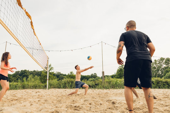 Volleyballfeld bilder – Bläddra bland 192 stockfoton, vektorer och ...