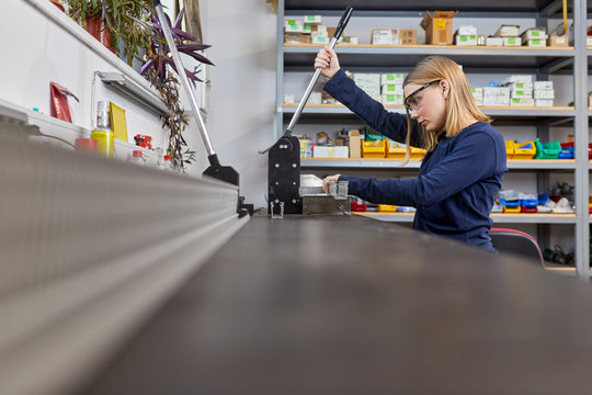 "Punching Machine" 影像 – 瀏覽 632 個素材庫相片、向量圖和影片 | Adobe Stock
