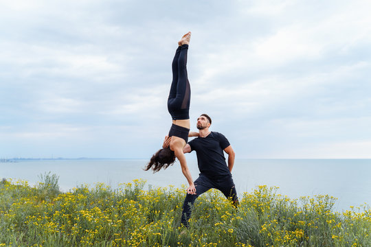 "Acro Yoga" Immagini - Sfoglia 1,446 foto, vettoriali e video Stock ...