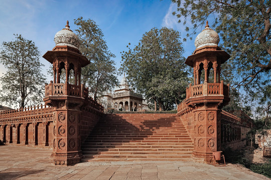 「Thada」の画像 - 1,071 件の Stock 写真、ベクターおよびビデオ | Adobe Stock