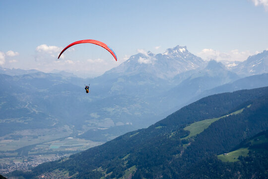 「Parapentiste」の画像 - 690 件の Stock 写真、ベクターおよびビデオ | Adobe Stock