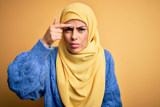 Hijab Muslim Cleaning Images – Browse 4,437 Stock Photos, Vectors, and ...