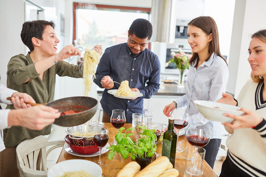 「Serviert」の画像 - 8,004 件の Stock 写真、ベクターおよびビデオ | Adobe Stock