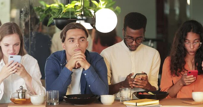 Phubbing Bilder – Durchsuchen 2,350 Archivfotos, Vektorgrafiken und ...