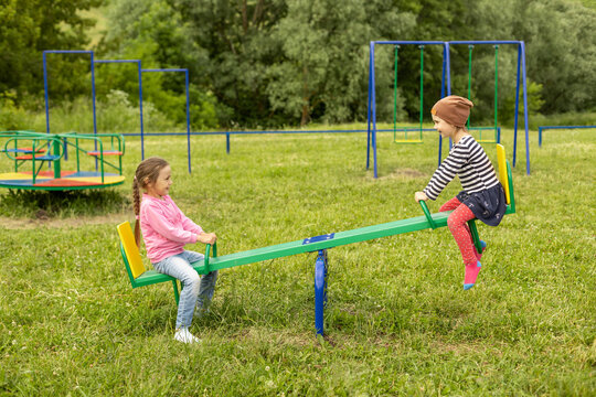 Wippe Kinder Bilder – Durchsuchen 20,218 Archivfotos, Vektorgrafiken ...