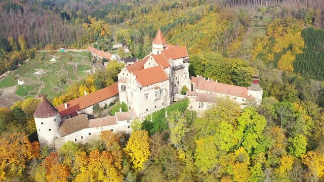 Pernstein Bilder – Durchsuchen 100 Archivfotos, Vektorgrafiken und ...