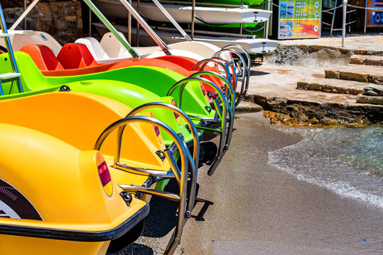 รูปภาพPedalos – เลือกดูภาพถ่ายสต็อก เวกเตอร์ และวิดีโอ575 | Adobe Stock